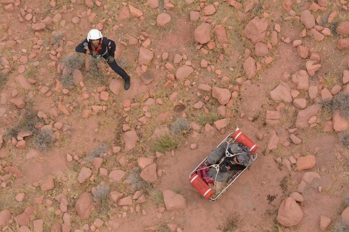 شاهد طيران الأمن ينقذ مصابا محتجزا أعلى قمة جبل بالمدينة صحيفة