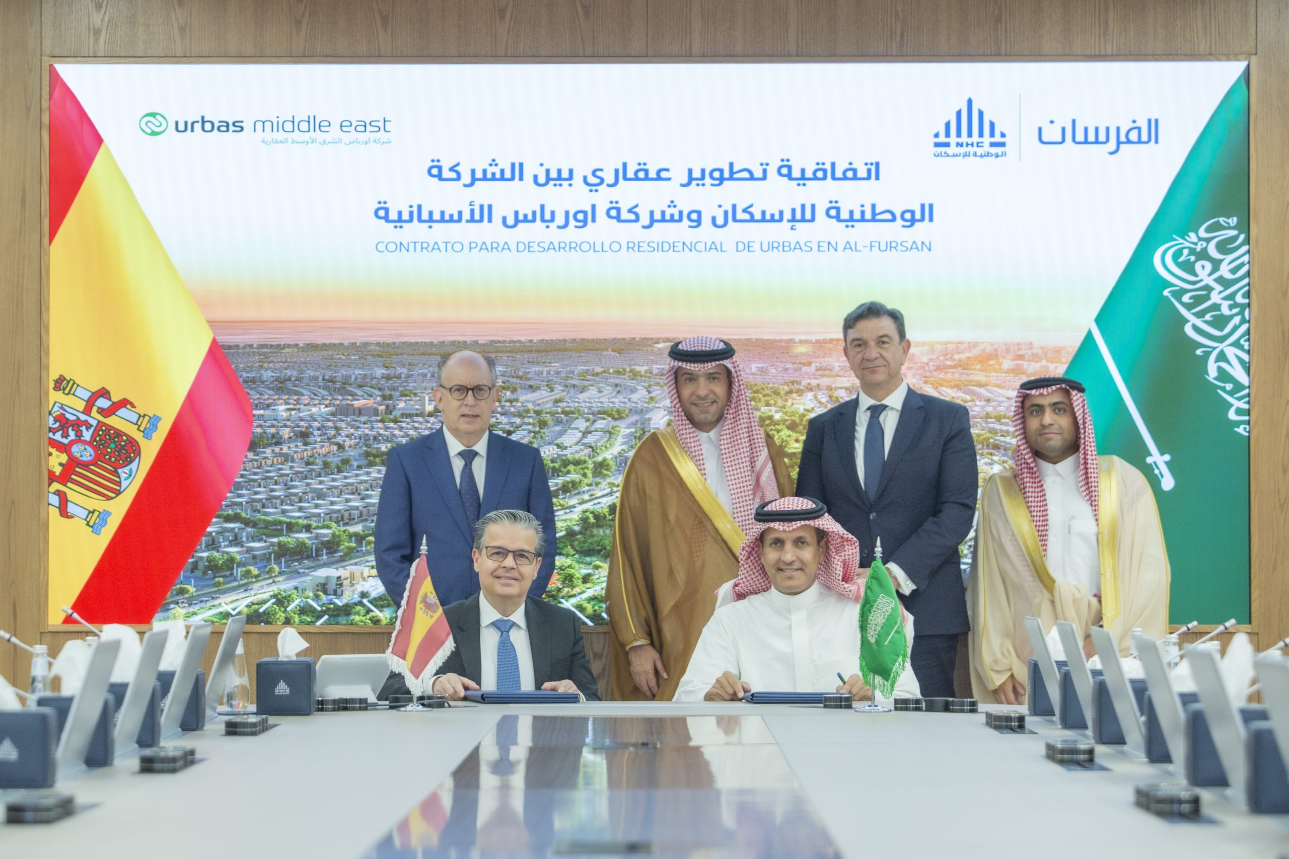 وزير الإسكان يشهد توقيع اتفاقية تطوير وإنشاء 589 وحدة سكنية في ضاحية