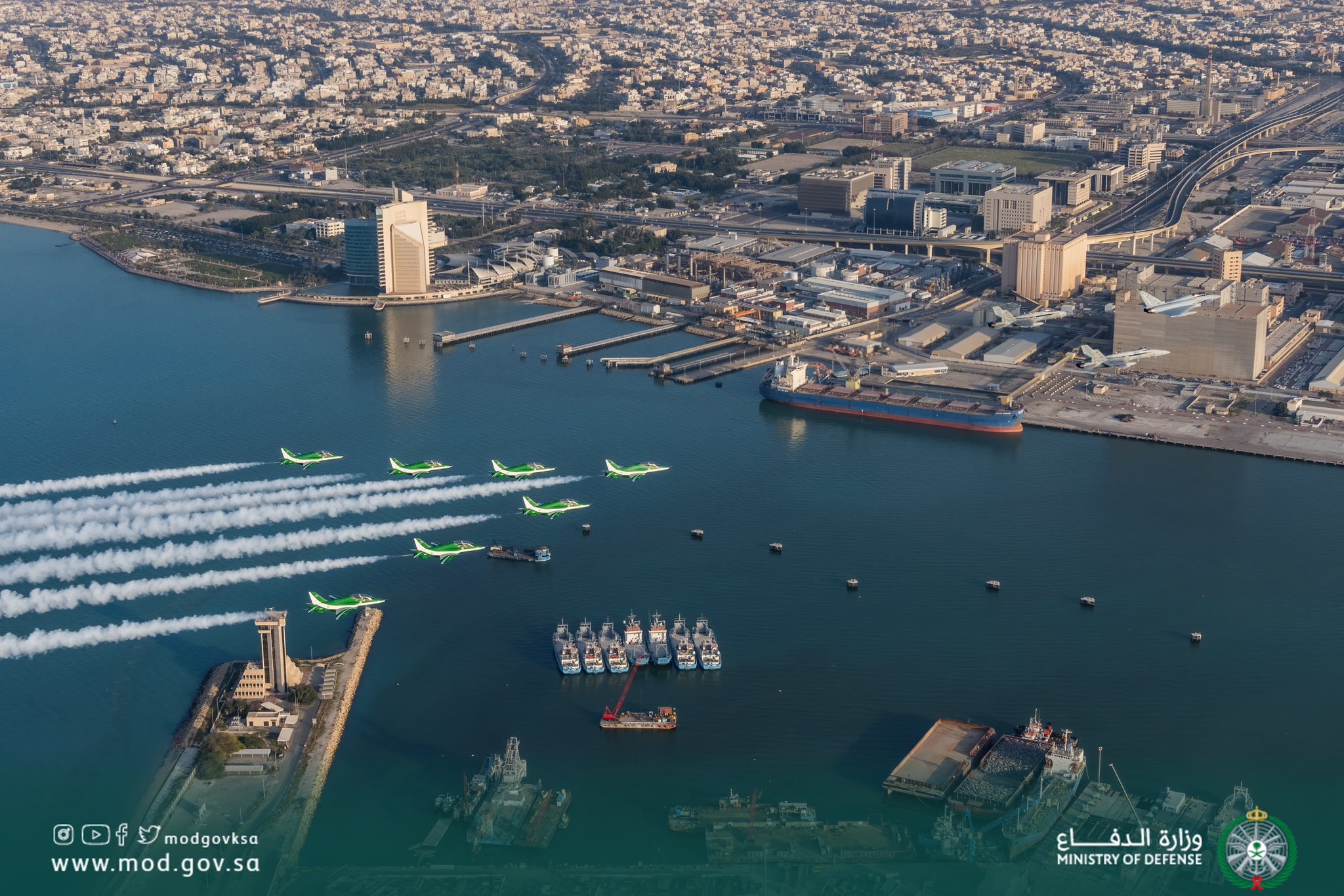 فريق “الصقور السعودية” يقدم عروضًا جوية في سماء الكويت احتفالًا باليوم ...